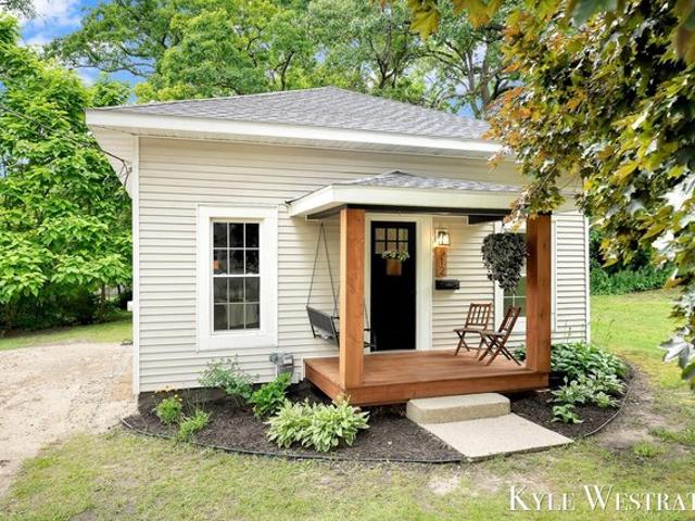 212 N Division St, Lowell, MI 49331