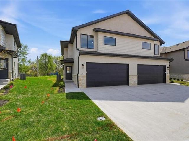212 NW Orchard Ct, Lee's Summit, MO 64063
