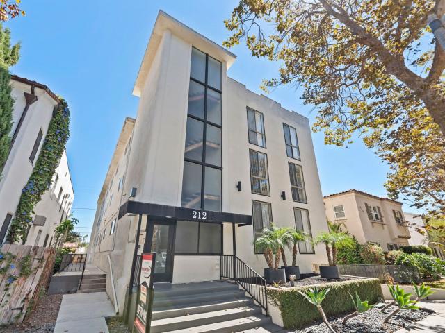212 S Arnaz Dr