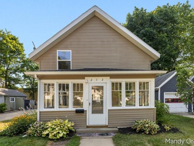 212 S Smith St, Greenville, MI 48838