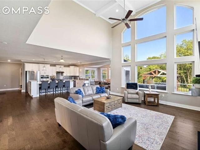 212 Stoneridge Ln, Mars, PA