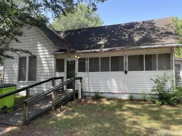 212 W 12th St, Stuttgart, AR 72160