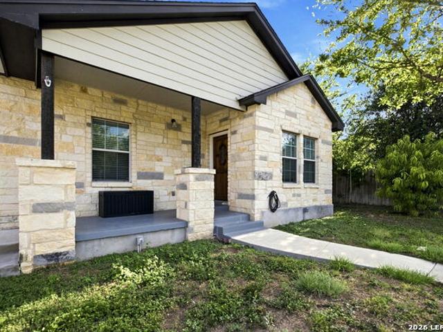 212 W Baylor
