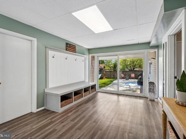 212 W Meadowland Lane W