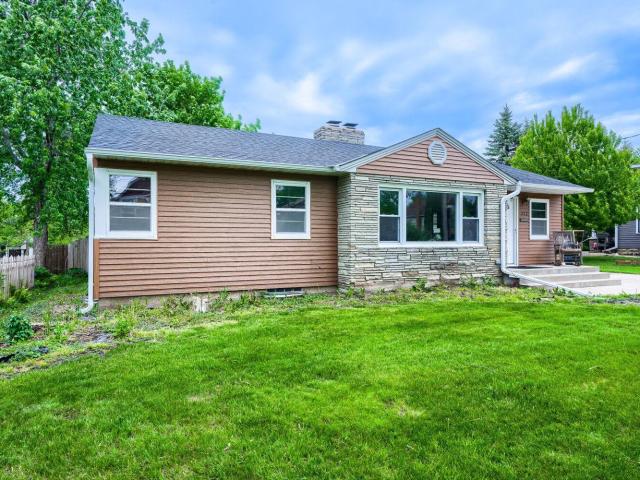 212 Woodley Street W