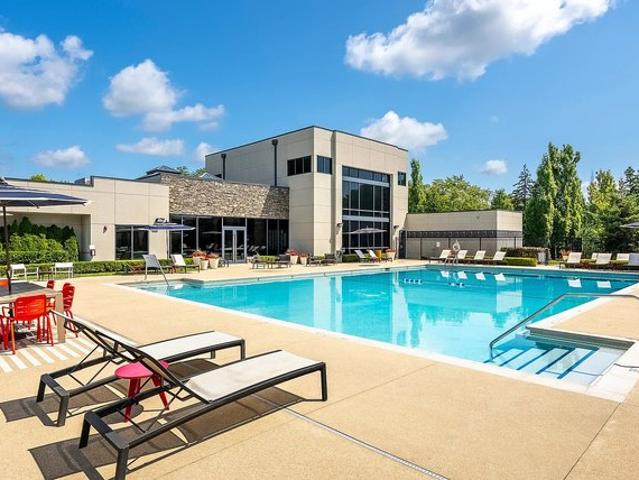 2134 S Goebbert Rd, Arlington Heights, IL 60005