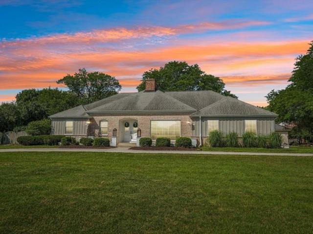 2135 Michelle Dr, Brookfield, WI 53045