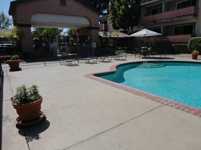 $2135 / 2br 1000ft² FIRST FLOOR, POOL VIEW, NEWLY RENOVATED, GATED COMMUNITY