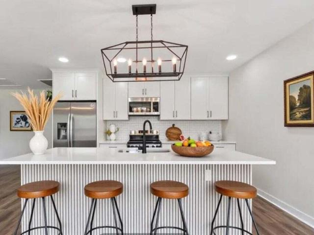 2136 Commander Road