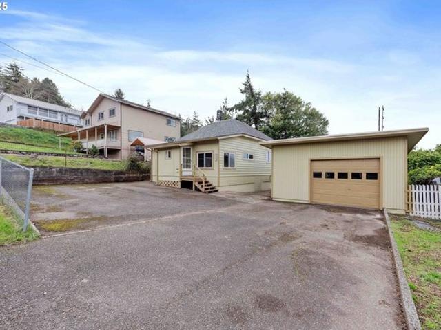 2136 Hamilton St, North Bend, OR 97459