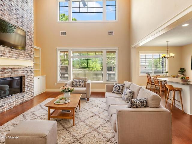 2136 Rockcliffe Loop