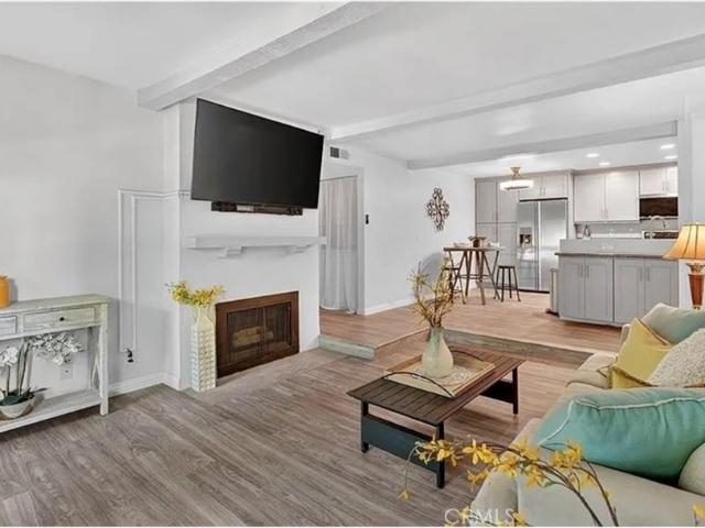21372 Brookhurst