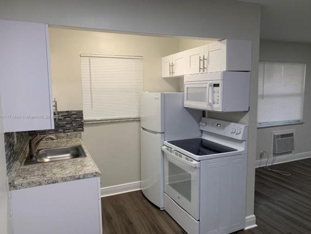 2137 Hayes St #18 Hollywood, FL 33020