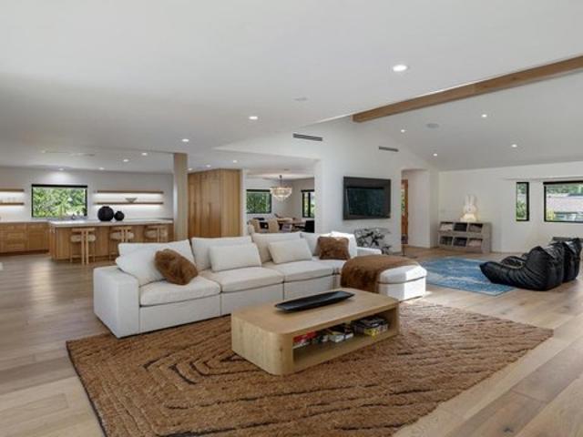 2137 Lyans Dr, La Canada Flintridge, CA 91011