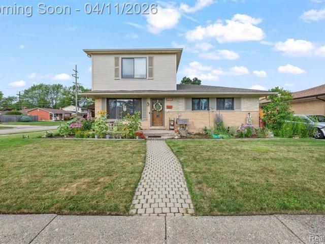 21301 Violet St, Saint Clair Shores, MI 48082