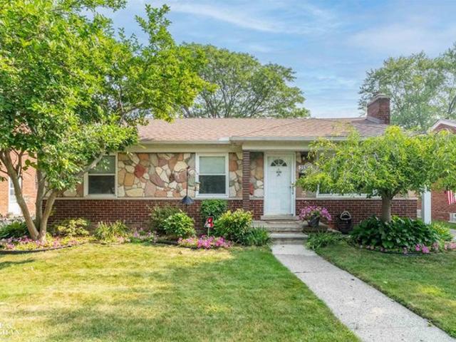 21305 Prestwick Ave, Harper Woods, MI 48225
