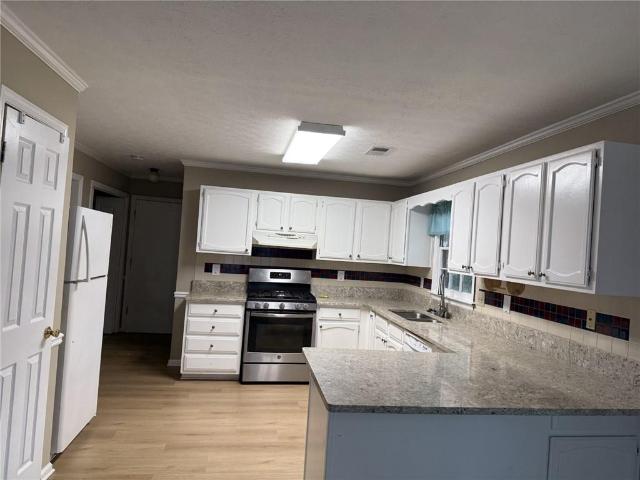 2130 Crescentview Drive