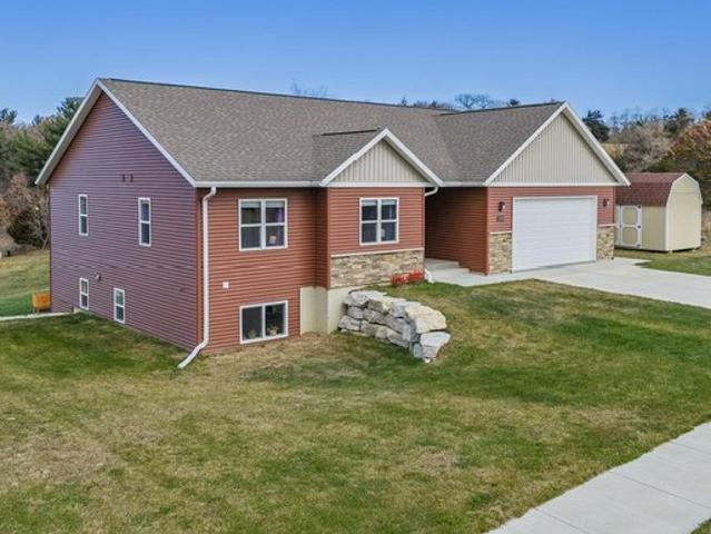 2131 Woodland Trl, Reedsburg, WI 53959