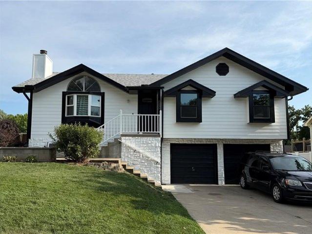 2133 NE Chipman Rd, Lee's Summit, MO 64086
