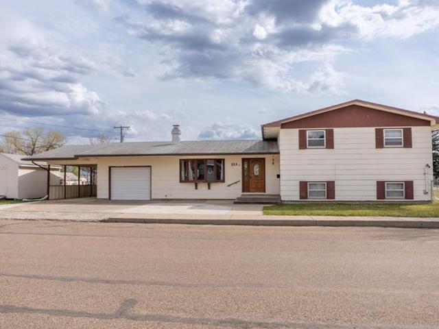 213 10th St W, Chinook, MT 59523