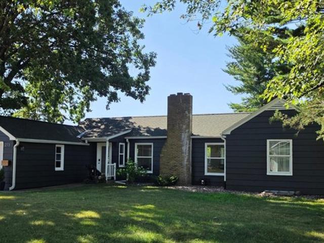 213 4th St, Mora, MN 55051