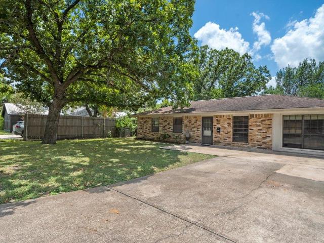 213 Atascosa St