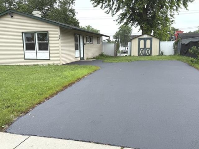 213 Butte Ln, Carpentersville, IL 60110