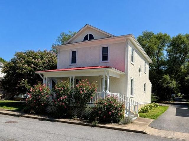213 E Stonewall Dr, Front Royal, VA 22630