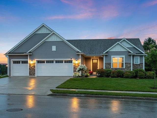 213 Emerald Blvd, Saukville, WI 53080