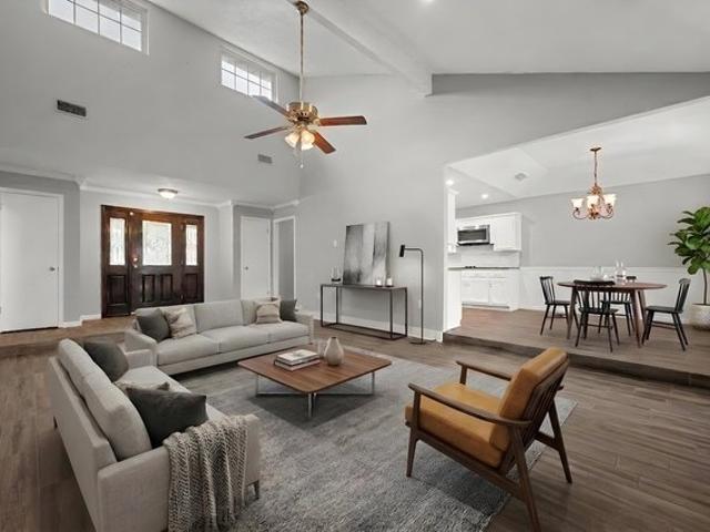 213 Meadowhill Dr, Benbrook, TX 76126