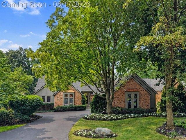 213 Norcliff Dr, Bloomfield Hills, MI 48302
