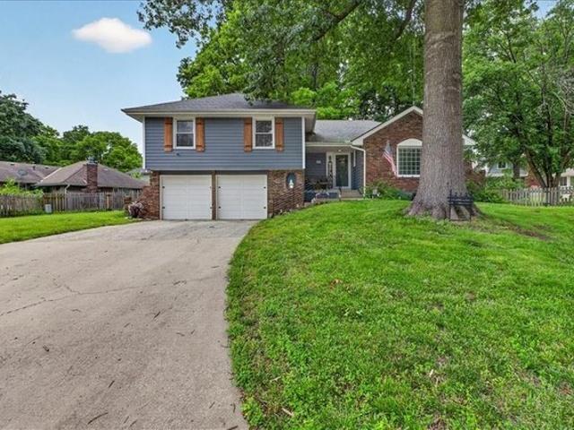 213 NE Country Lane Ct, Lee's Summit, MO 64086