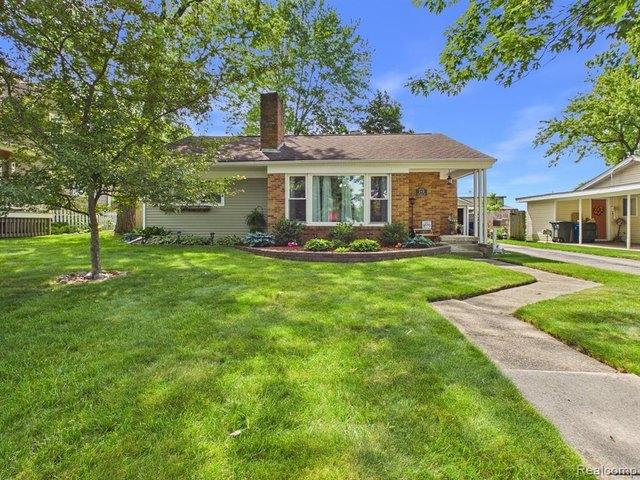 213 Sawyer St, Grand Blanc, MI 48439