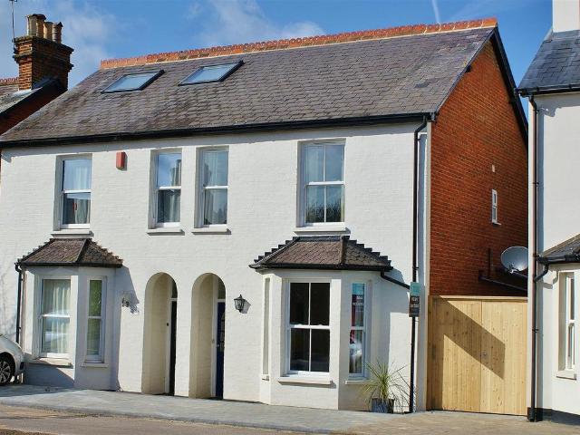 213 Portsmouth Road Cobham Surrey 3 bed semi detached house to rent £2,400 pcm £554 pw