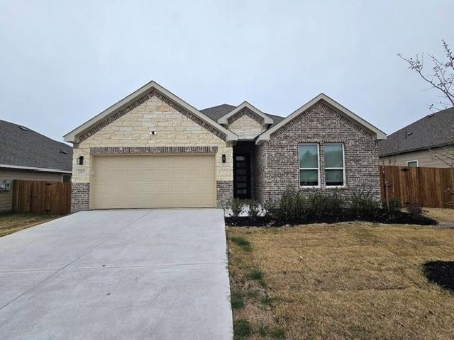 213 Rosemary Dr, Azle, TX 76020