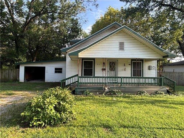 213 W 7th St, Cherryvale, KS 67335