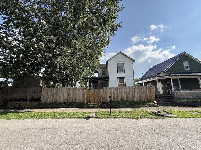 213 W 8th St, Muncie, IN 47302