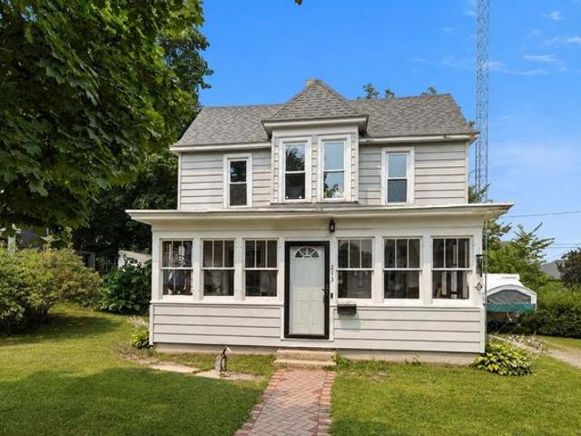 213 W Marion St, Portage, WI 53901