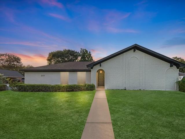 213 Westview Dr, Sealy, TX 77474