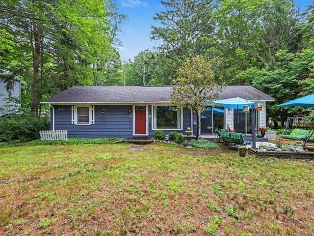 2145 Lakeshore Dr, Fennville, MI 49408
