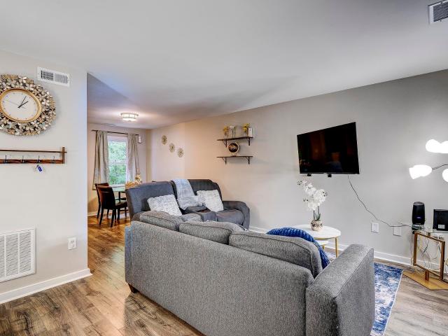 2146 Charles Street Apt 14