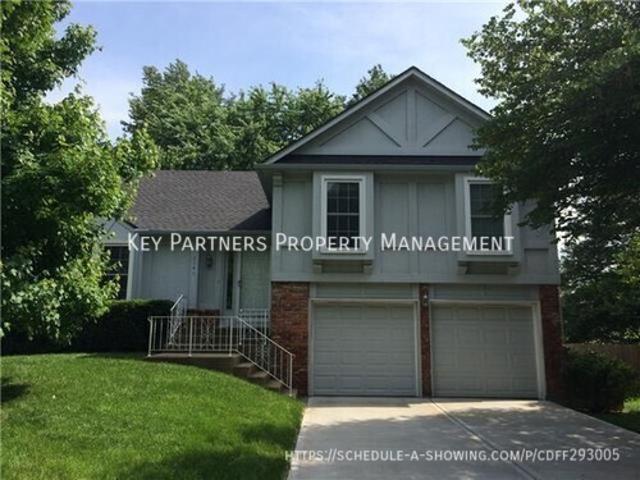 2147 E 152nd St Walkout basement!