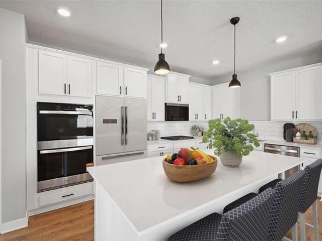 2148 Bluff Heights Dr, Shakopee, MN 55379