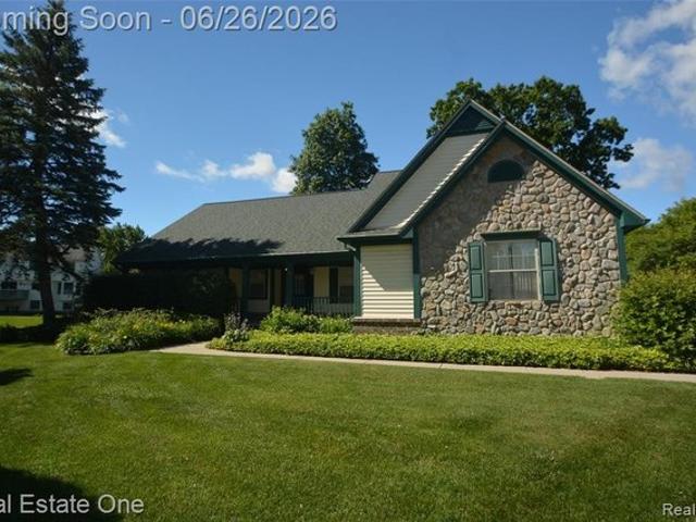2140 W View Ct, Lake Orion, MI 48360