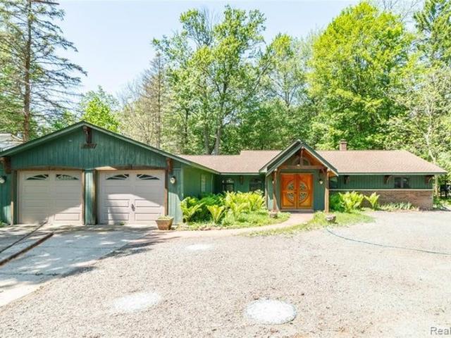21417 Parker St, Farmington Hills, MI 48336