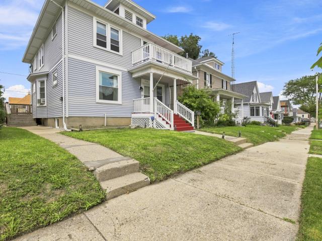 2142 Clarence Ave