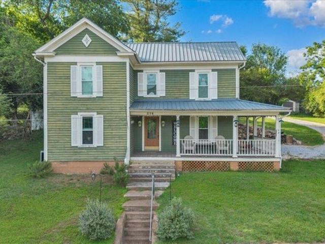 214 1st St, Buchanan, VA 24066