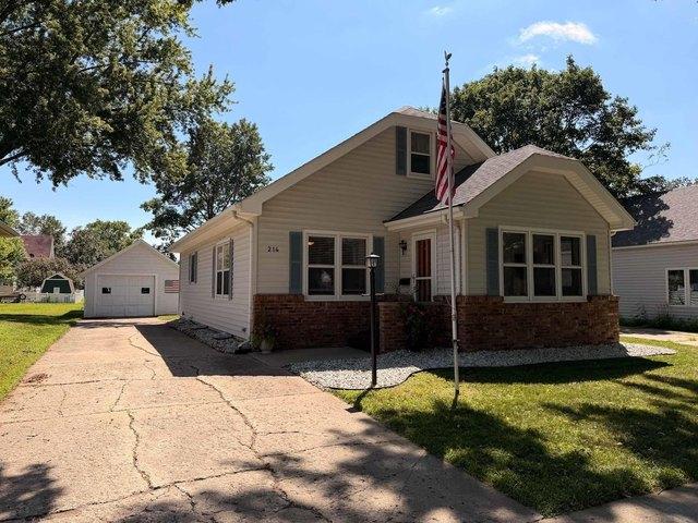 214 2nd St NW, Orange City, IA 51041