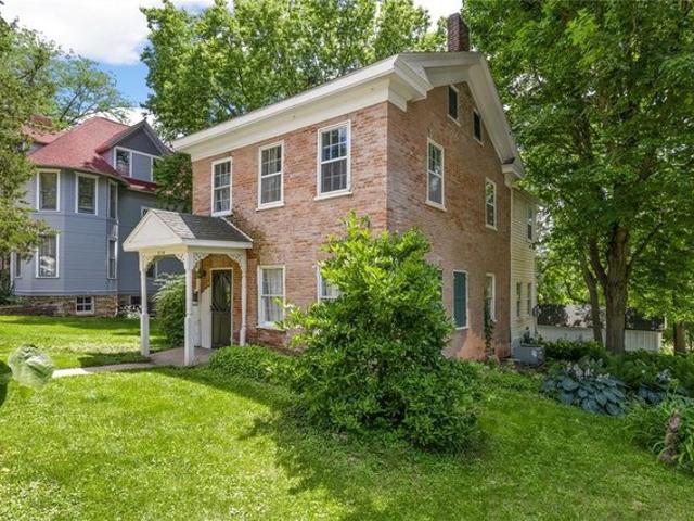 214 2nd St SE, Mount Vernon, IA 52314