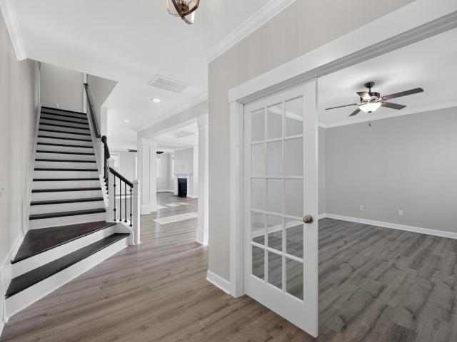 214 E Wellesley Drive